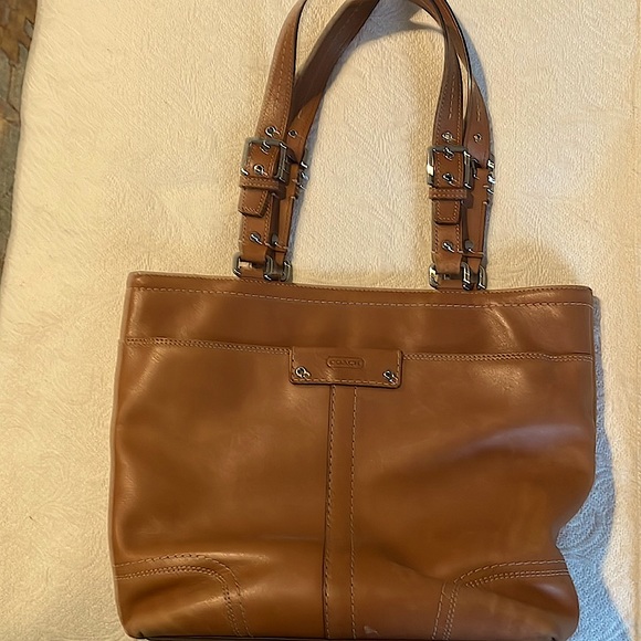 Bags | Coach Leather Tote Gently Used With Multiple Inside Compartments ...